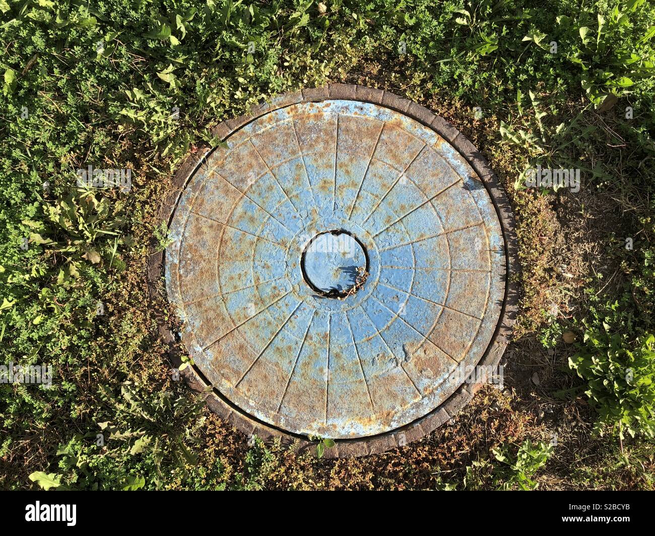 Green manhole hi-res stock photography and images - Alamy