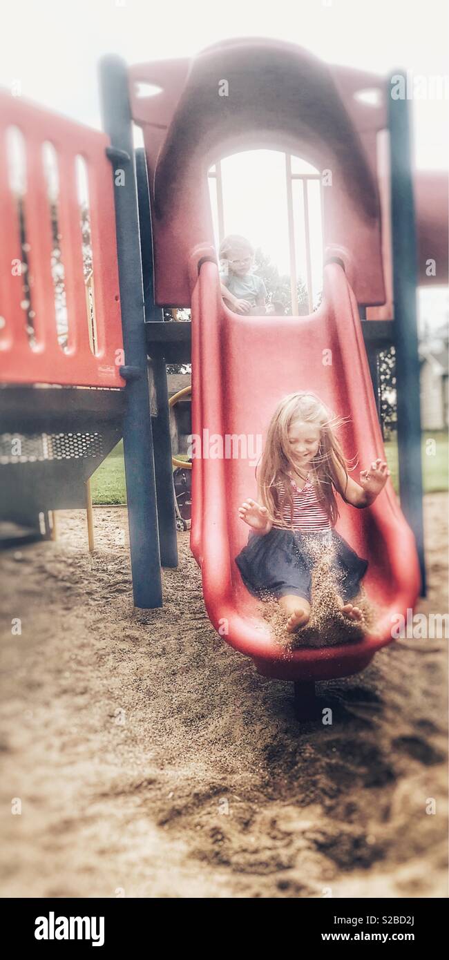 Girls playing sand hi-res stock photography and images - Alamy