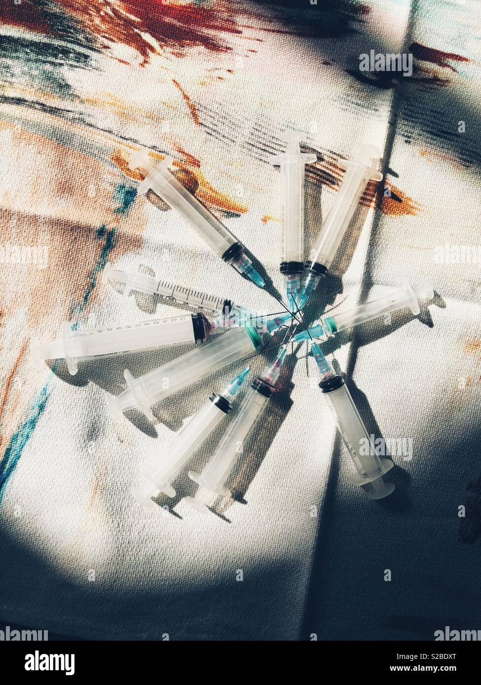 Used syringes circular pattern flat lay Stock Photo - Alamy