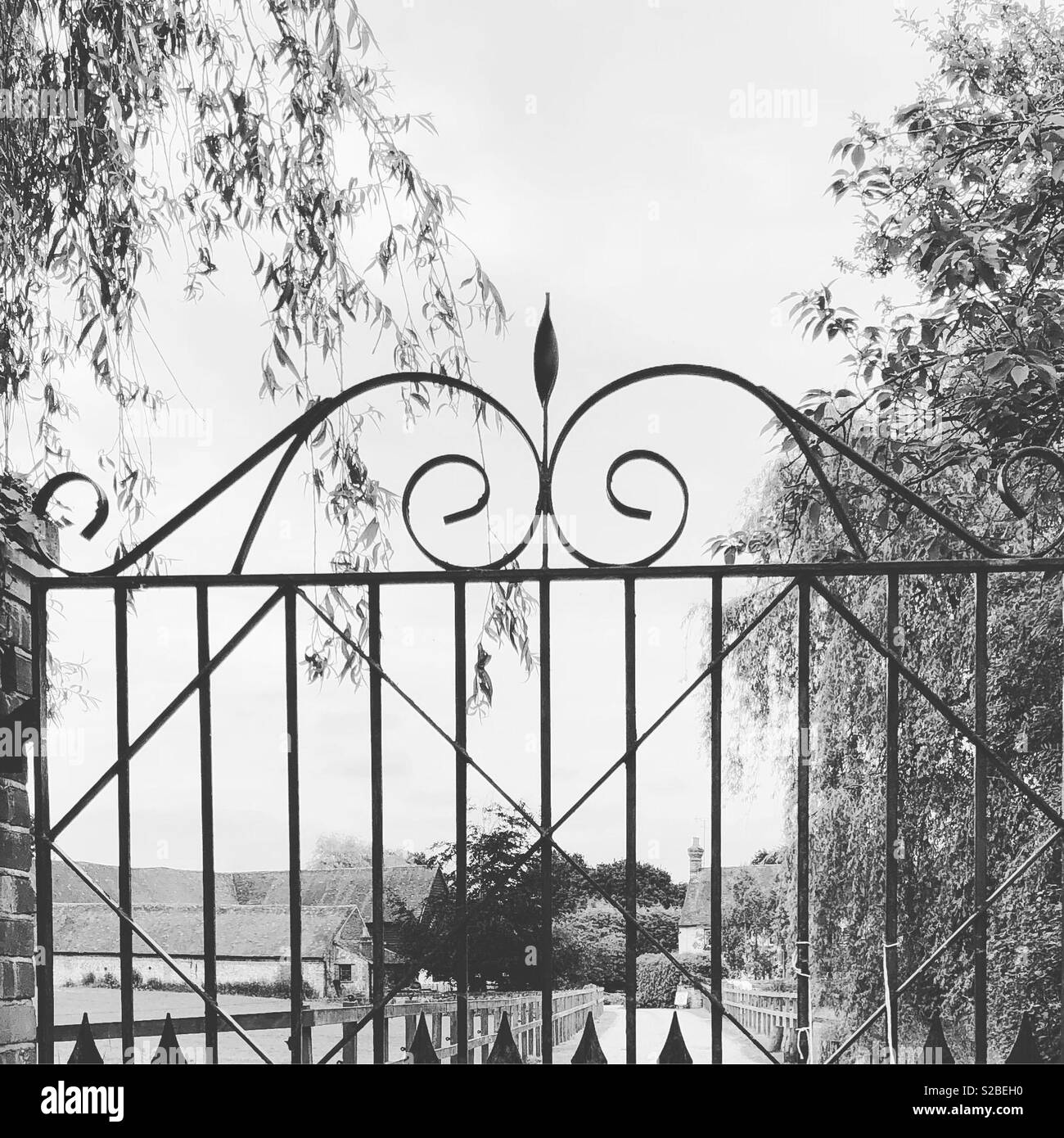 White wrought iron gate hi-res stock photography and images - Alamy