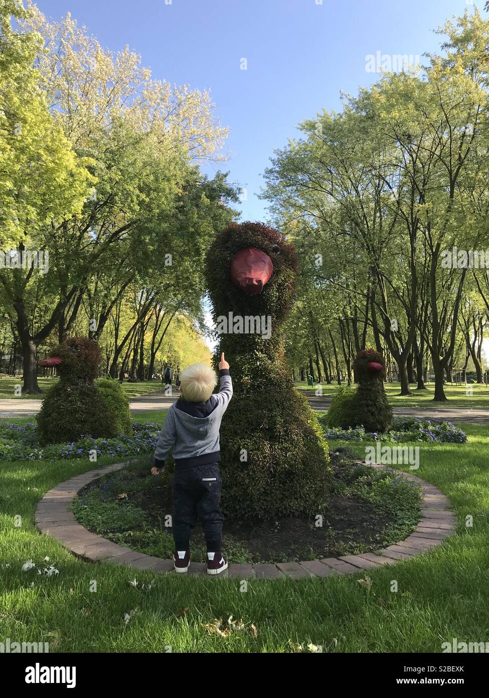 Boy statues hi-res stock photography and images - Alamy