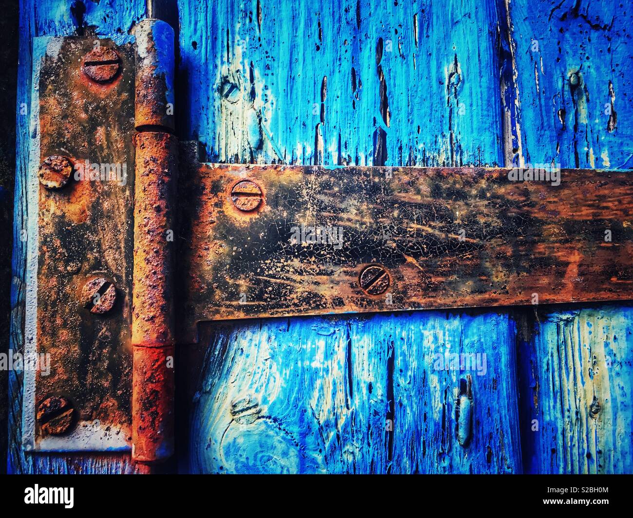 Rusty wooden door hinge Stock Photo - Alamy