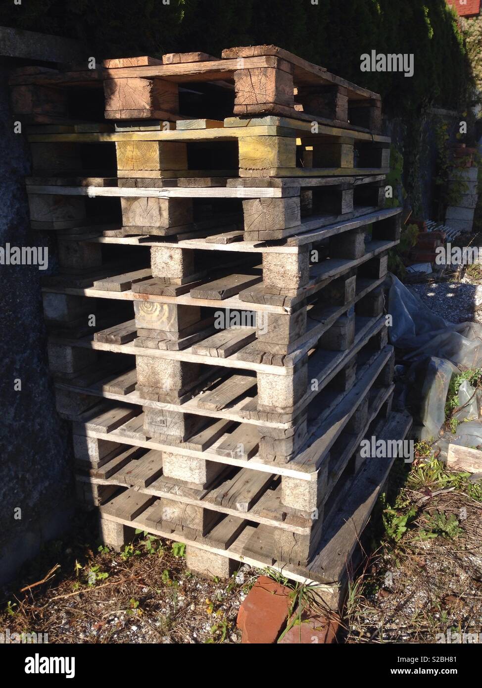 Folded wooden pallets hi-res stock photography and images - Alamy