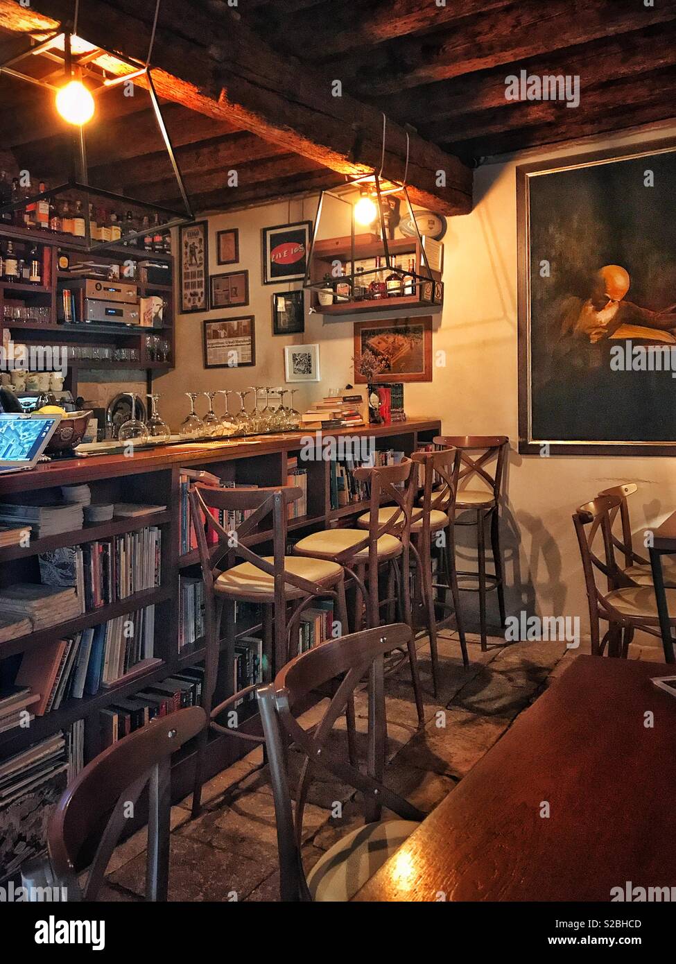 Empty tavern hi-res stock photography and images - Alamy