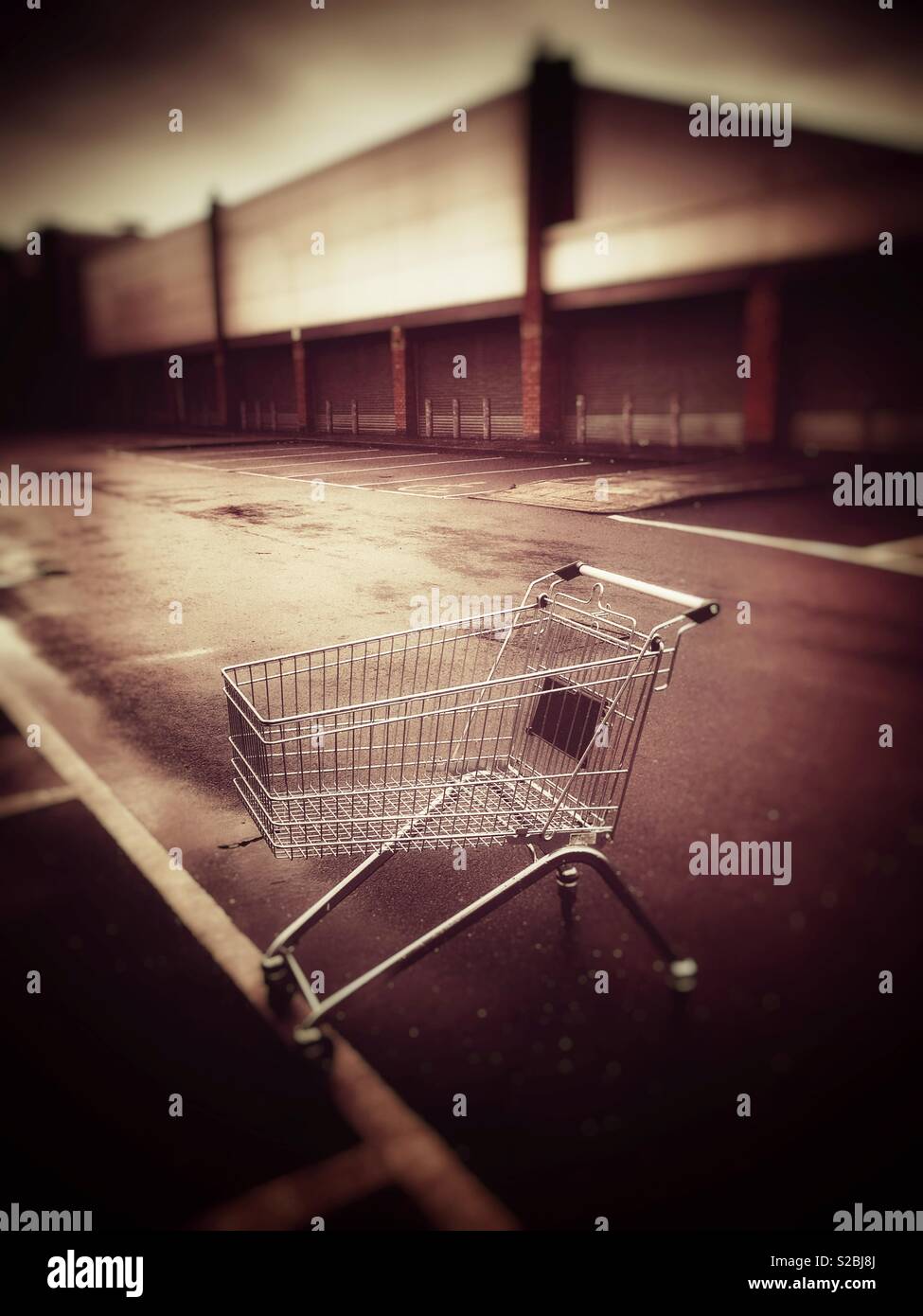 Lost shopping trolley hi-res stock photography and images - Alamy