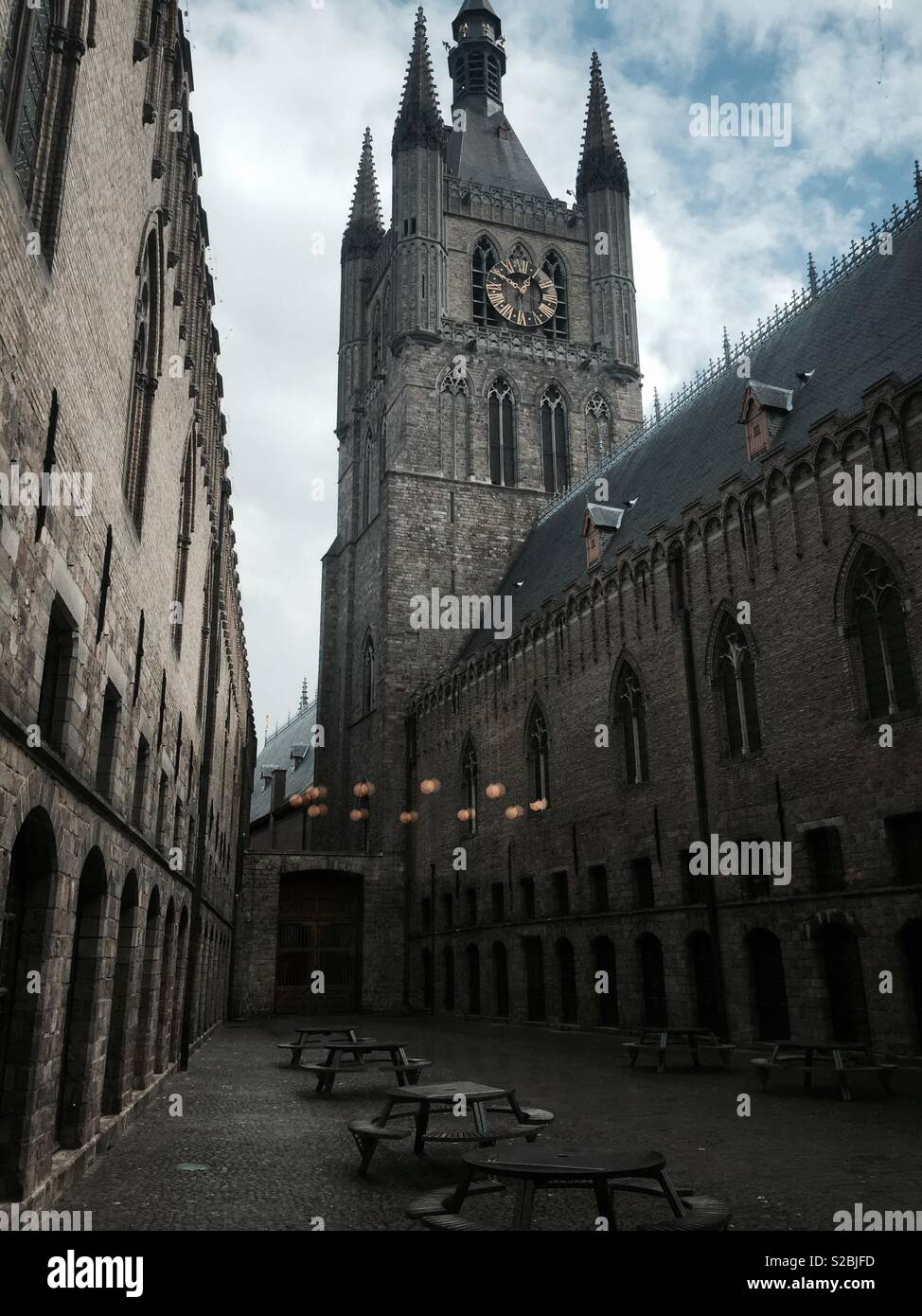 Old courtyard hi-res stock photography and images - Alamy