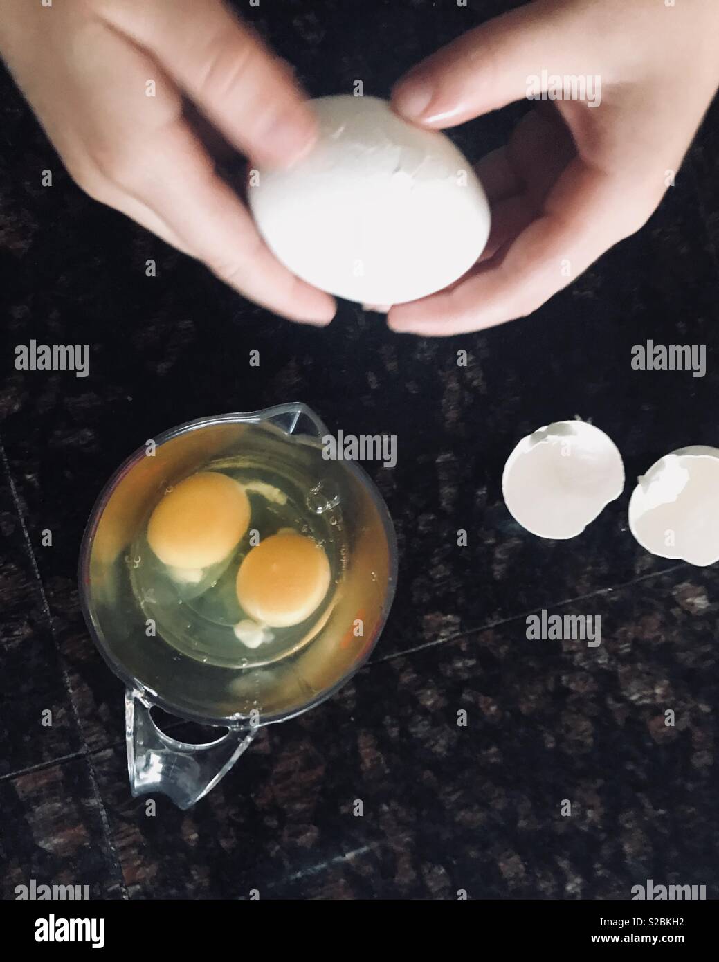 Cracking an egg hi-res stock photography and images - Alamy