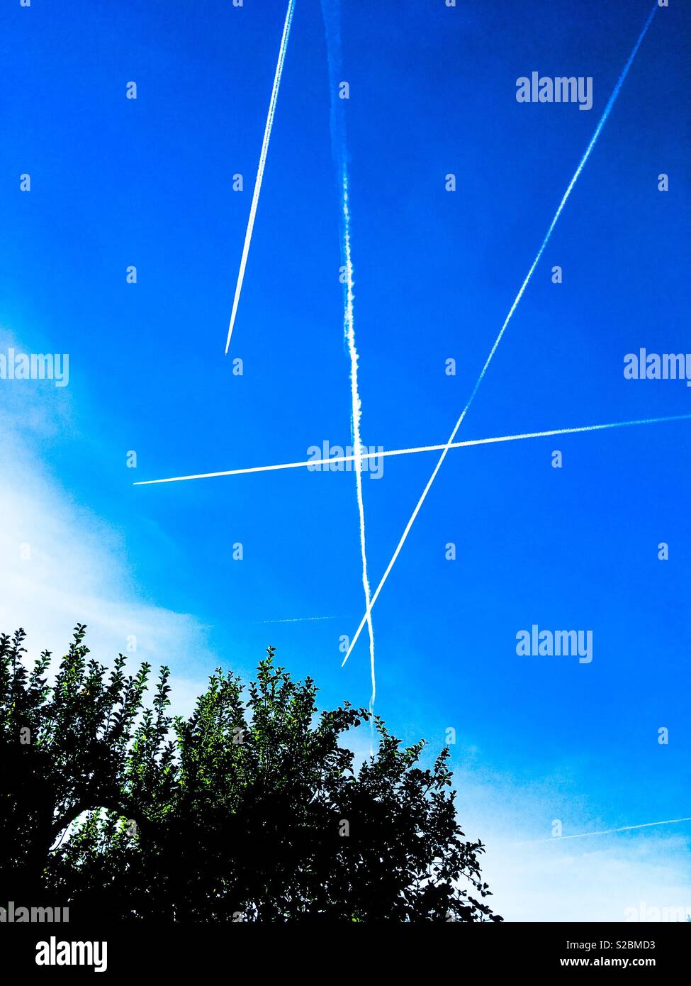 Aircraft con trails crossing hi-res stock photography and images - Alamy