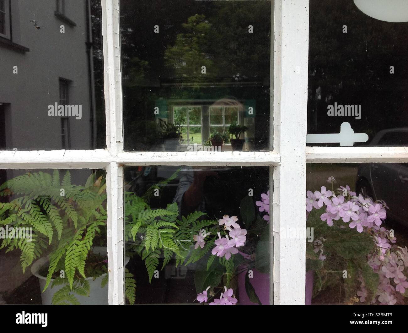 Cottage window hi-res stock photography and images - Alamy