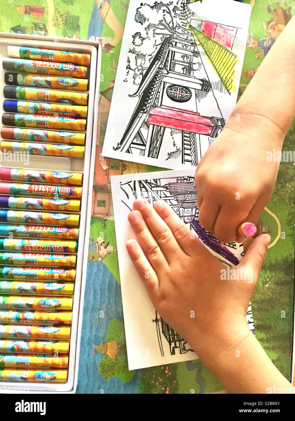 Child drawing and colouring hi-res stock photography and images - Alamy