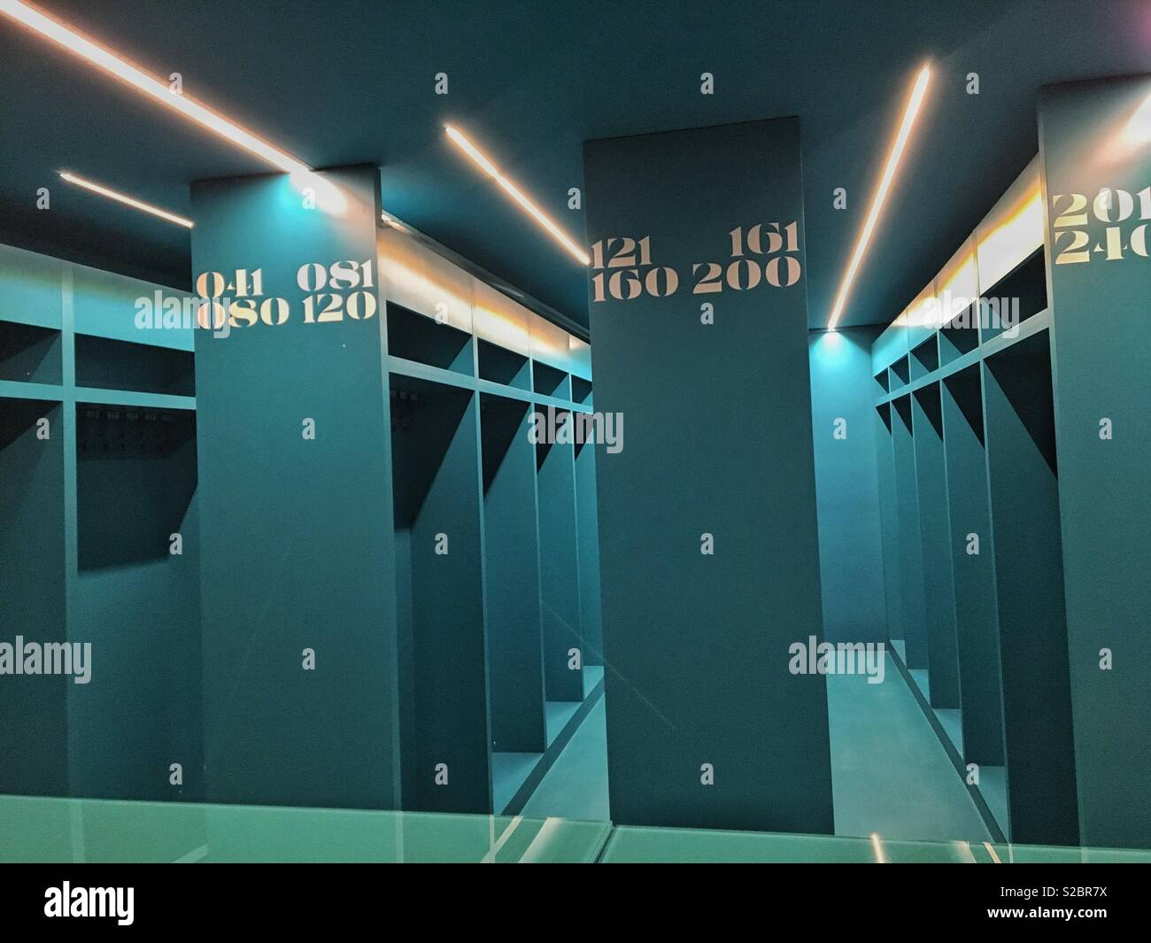 Locker lockers hi-res stock photography and images - Alamy