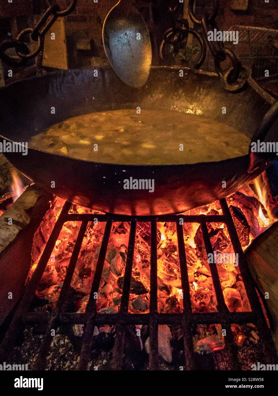 Cooking curry outside on firebowl Stock Photo - Alamy