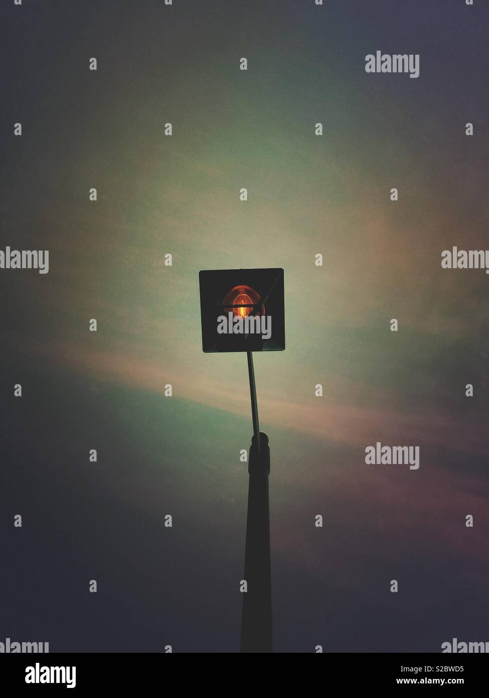 Single streetlight hi-res stock photography and images - Alamy