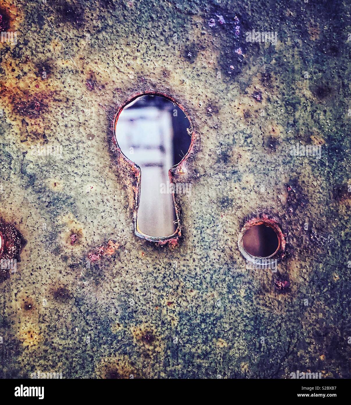 Peeping through keyhole hi-res stock photography and images - Alamy