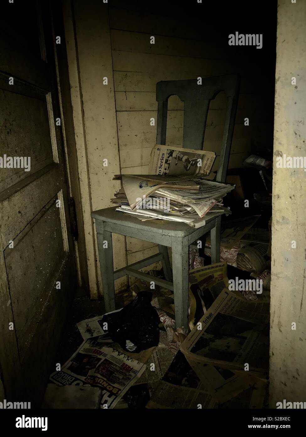 Abandoned newspaper hi-res stock photography and images - Alamy