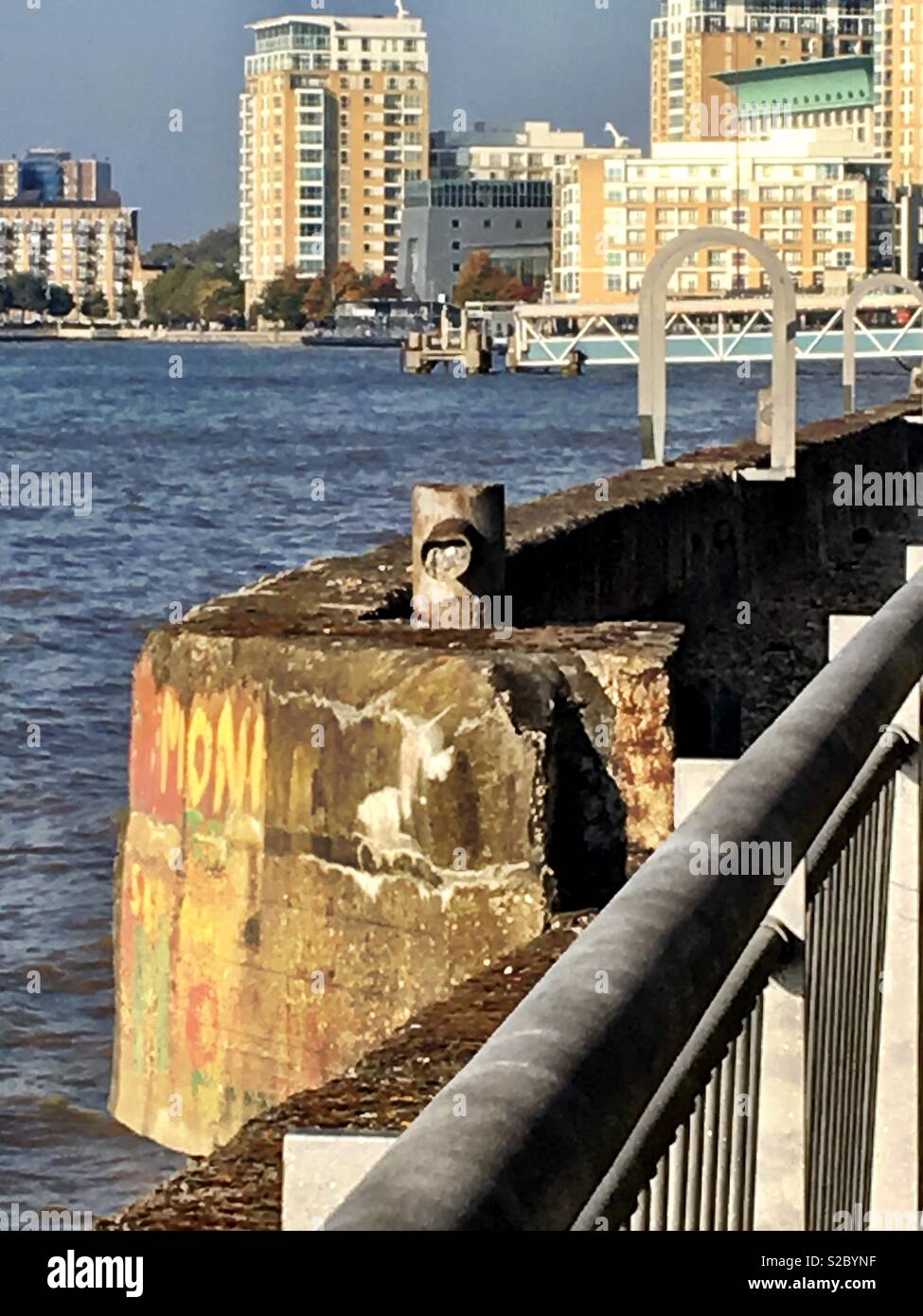 Thames path view hi-res stock photography and images - Alamy