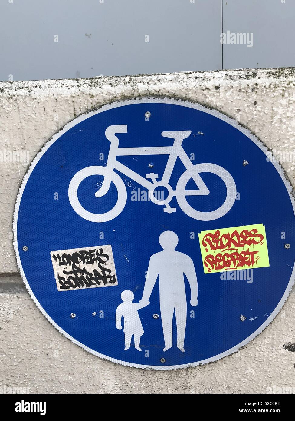 Road sign graffiti hi-res stock photography and images - Alamy