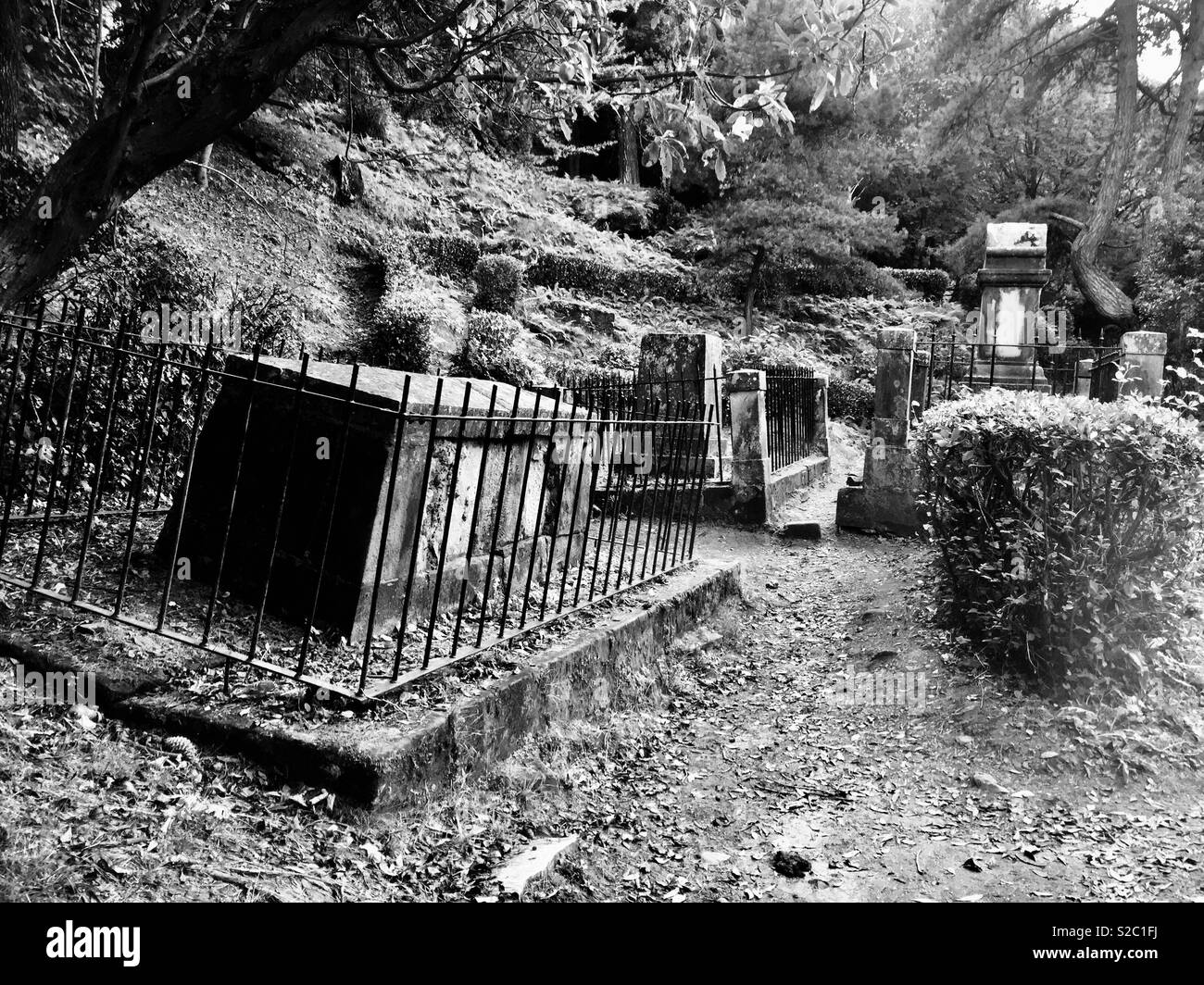 Run down graveyard Stock Photo - Alamy