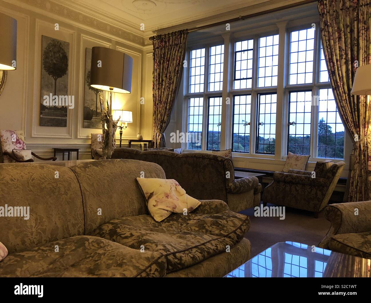 Glamorous window feature hi-res stock photography and images - Alamy