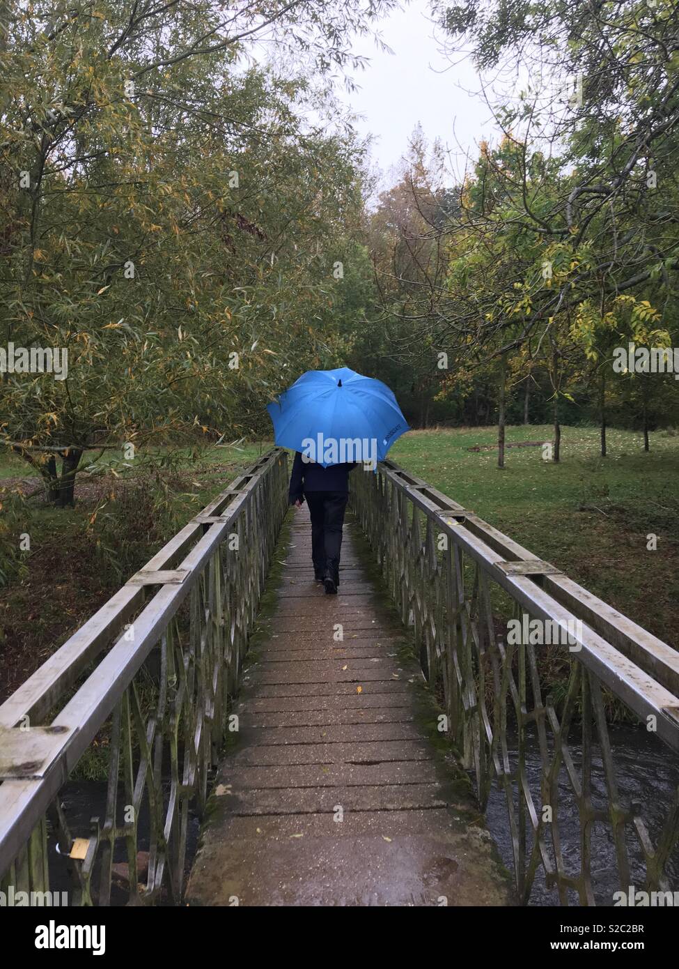 Walk in the rain hi-res stock photography and images - Alamy