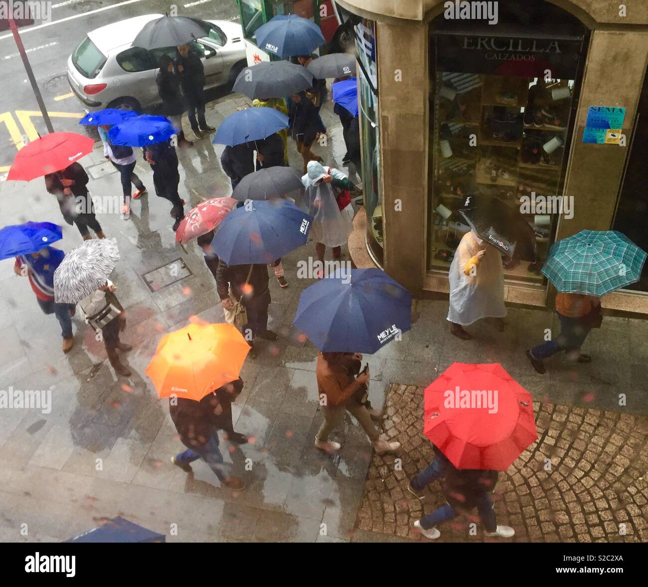 Rainy day umbrellas crowd hi-res stock photography and images - Alamy