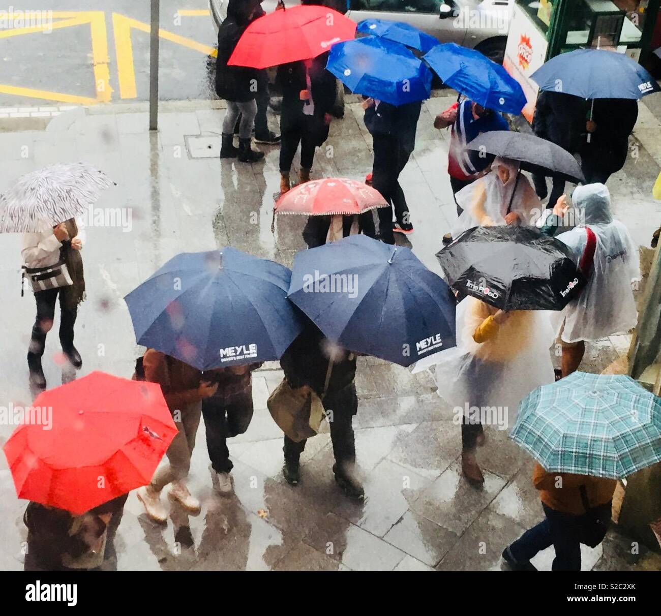 Rainy day umbrellas crowd hi-res stock photography and images - Alamy