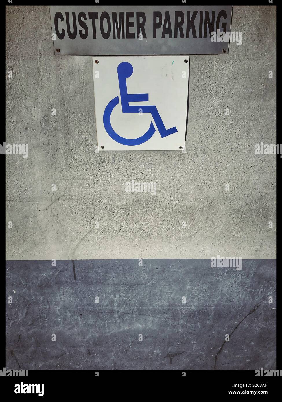 Disabled parking bay wheelchair sign hi-res stock photography and ...