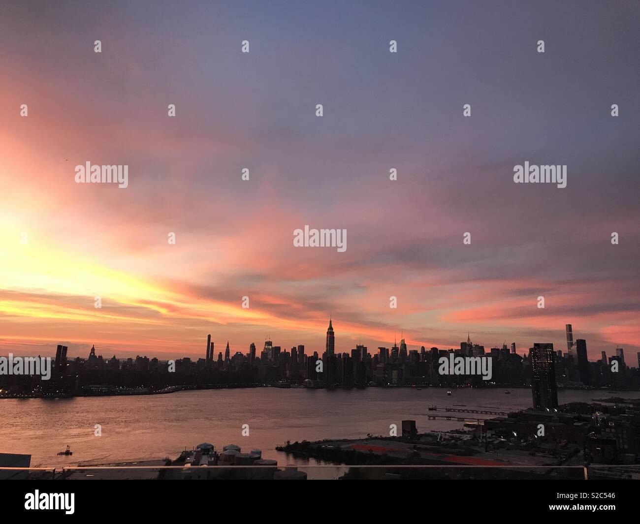 New york skyline sunset hi-res stock photography and images - Alamy