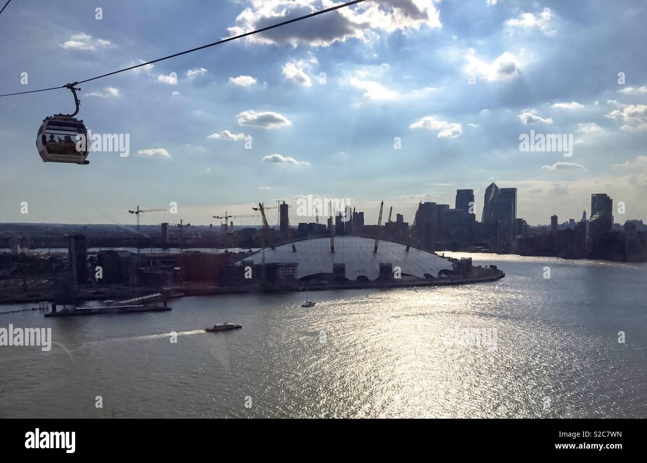 Cable cars o2 hi-res stock photography and images - Alamy