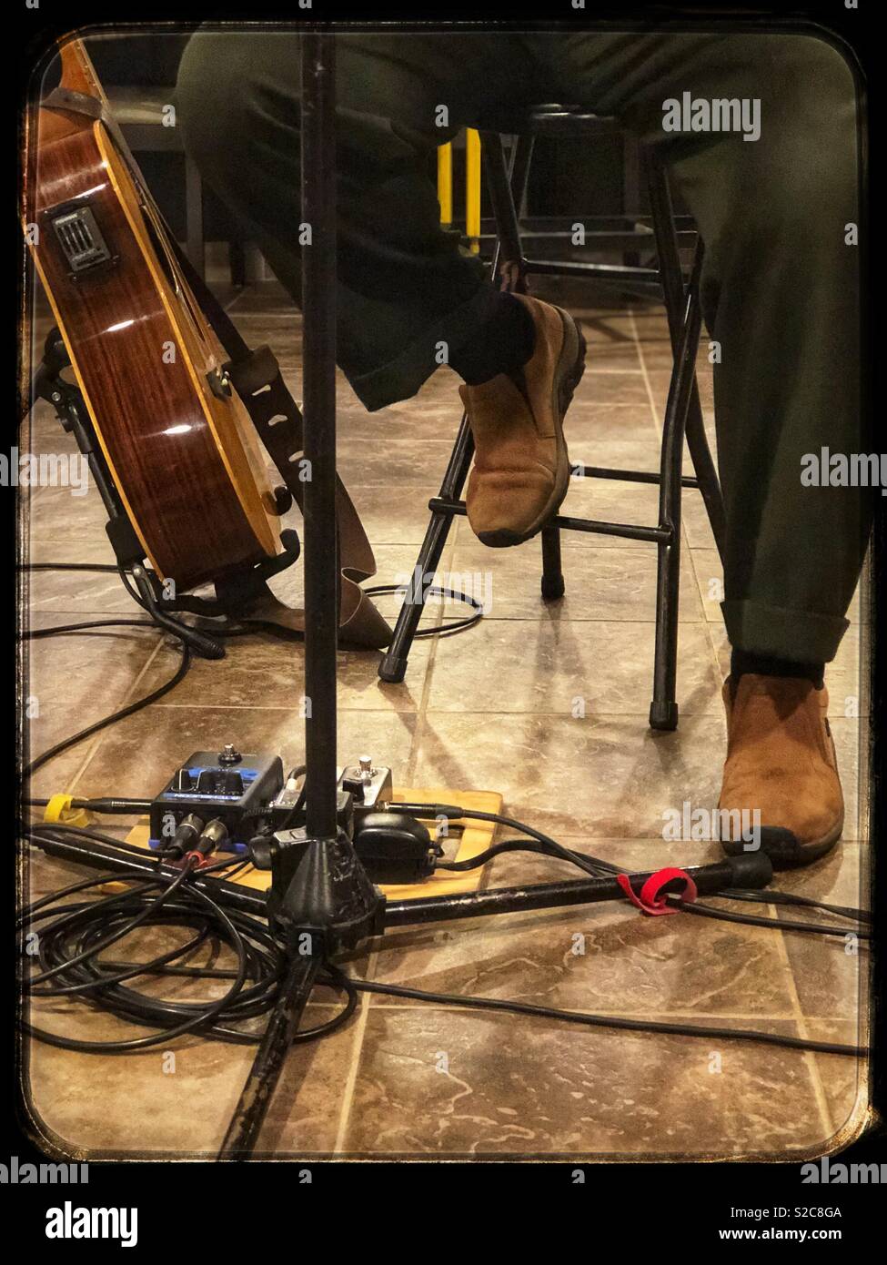 Banjo guitar hi-res stock photography and images - Alamy