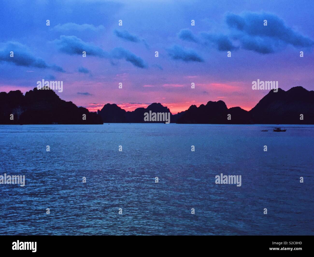 Ha Long Bay Sunset Stock Photos & Ha Long Bay Sunset Stock Images - Alamy