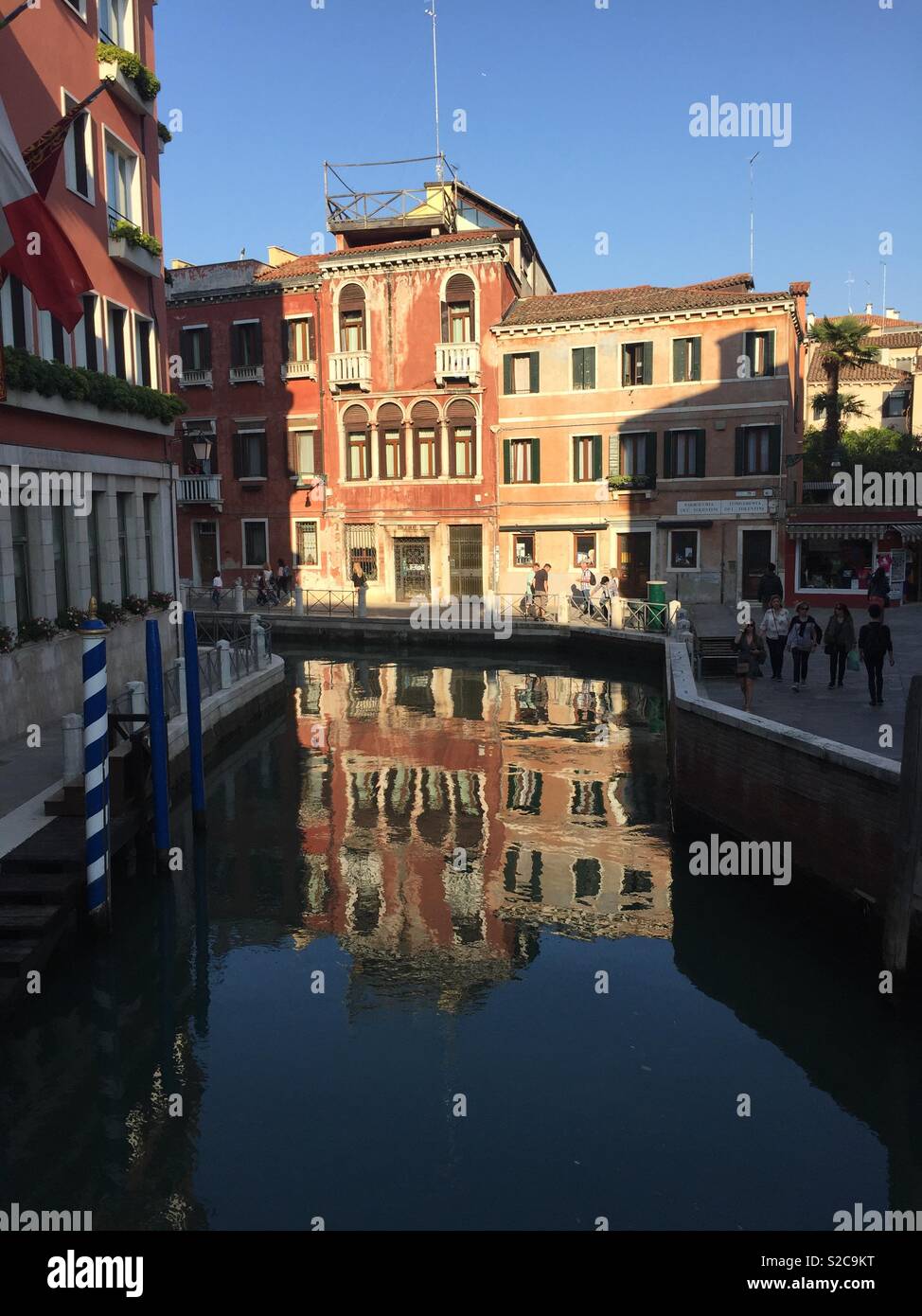 Buildings reflection on canal hi-res stock photography and images - Alamy