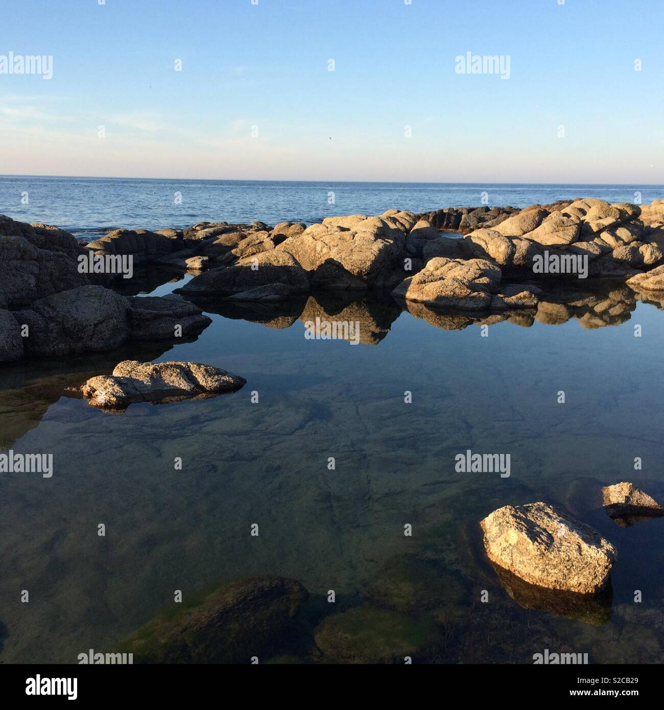 Blue ocean mirror hi-res stock photography and images - Alamy