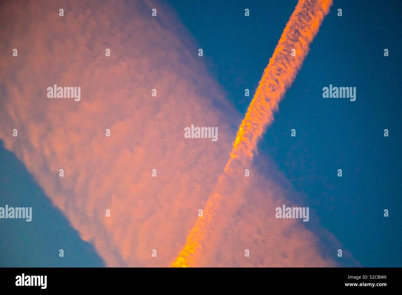 Golden jet trails hi-res stock photography and images - Alamy