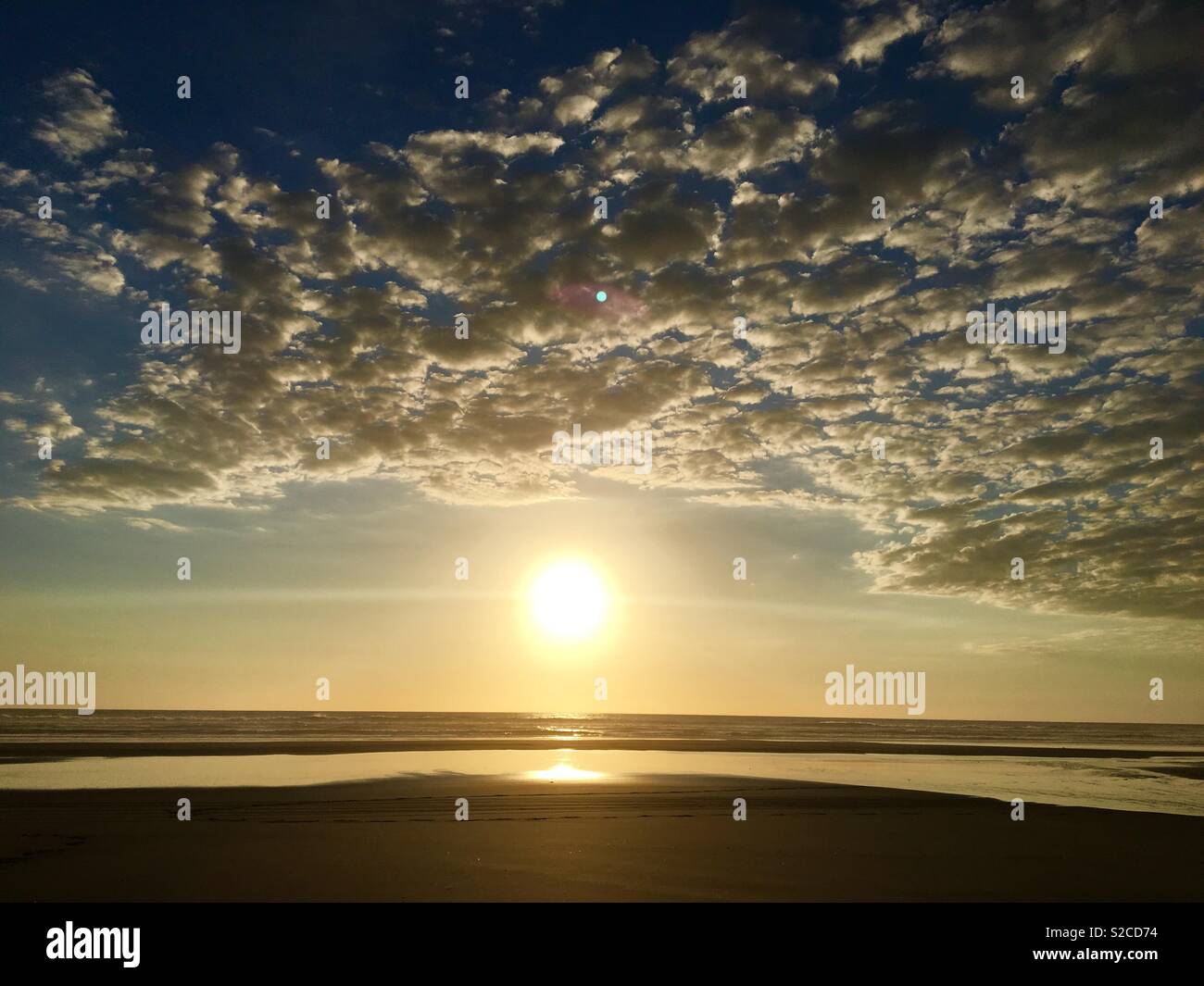 Sunset karioitahi beach hi-res stock photography and images - Alamy