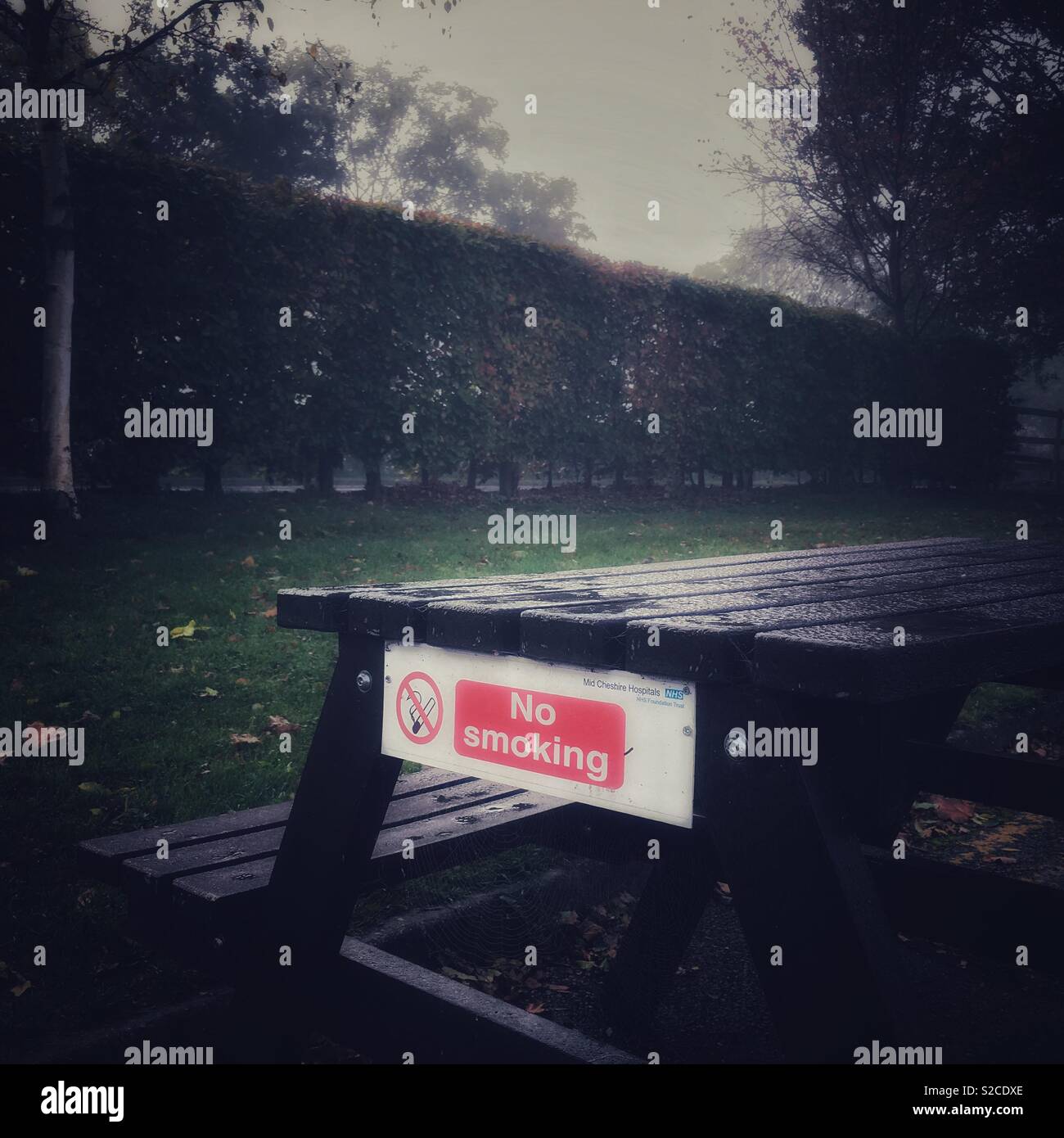 No smoking sign on bench Stock Photo - Alamy