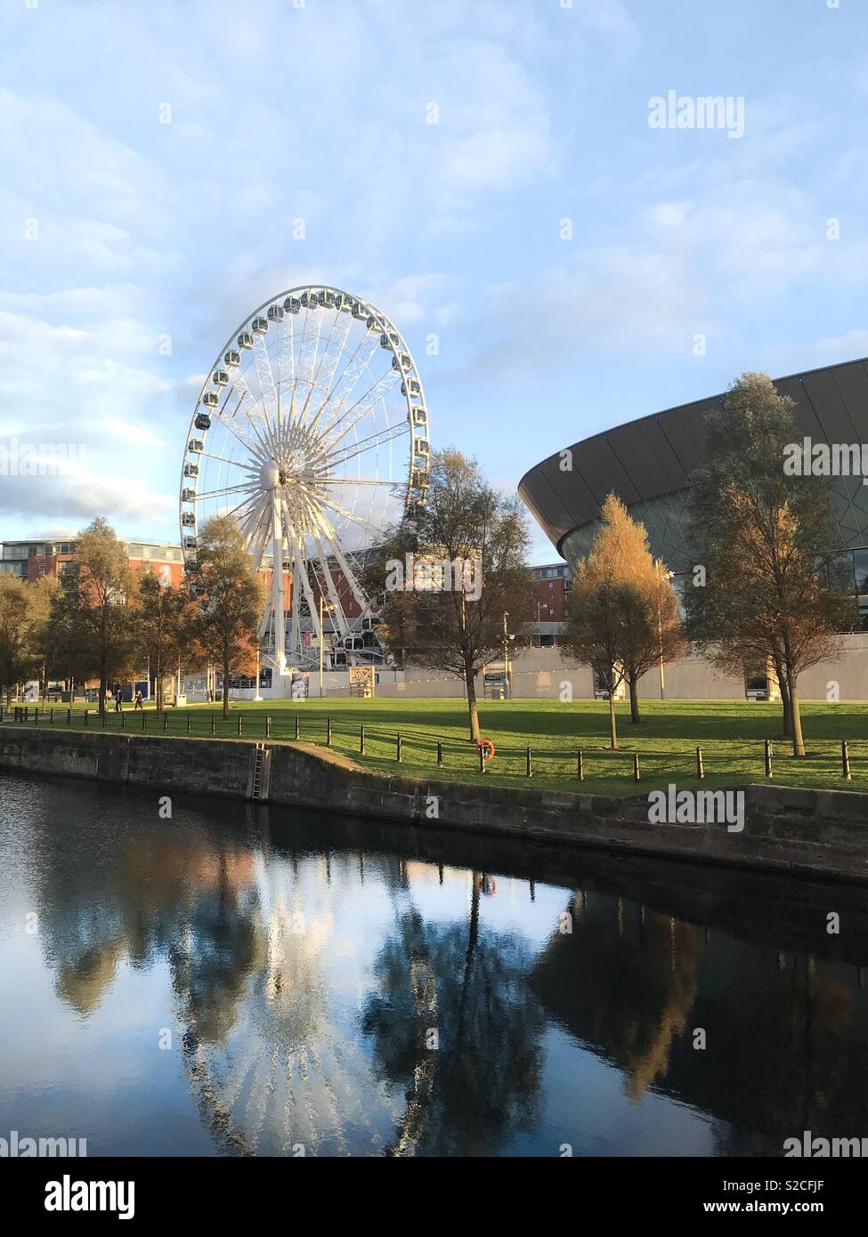 Green grass and water wheel hi-res stock photography and images - Alamy