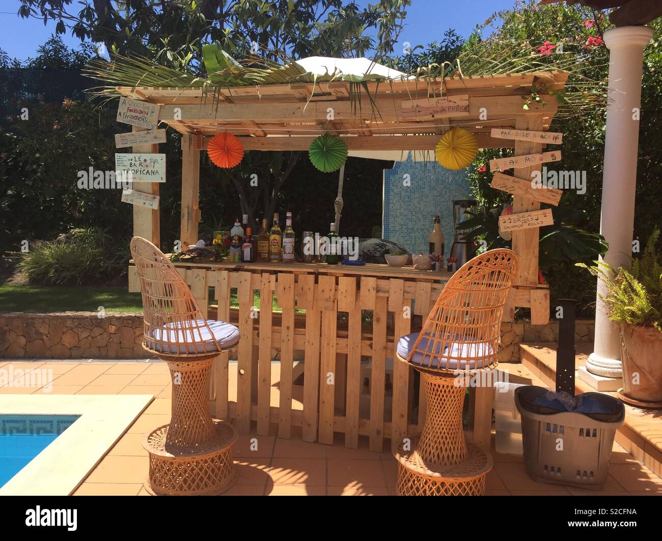 Pool bar hi-res stock photography and images - Alamy