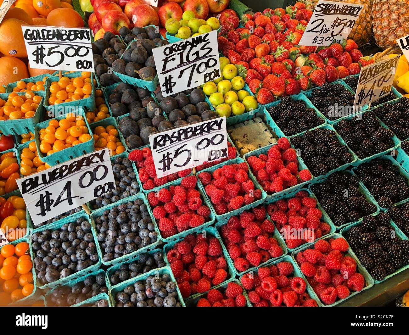 Vibrant fruit market stall Stock Photo - Alamy