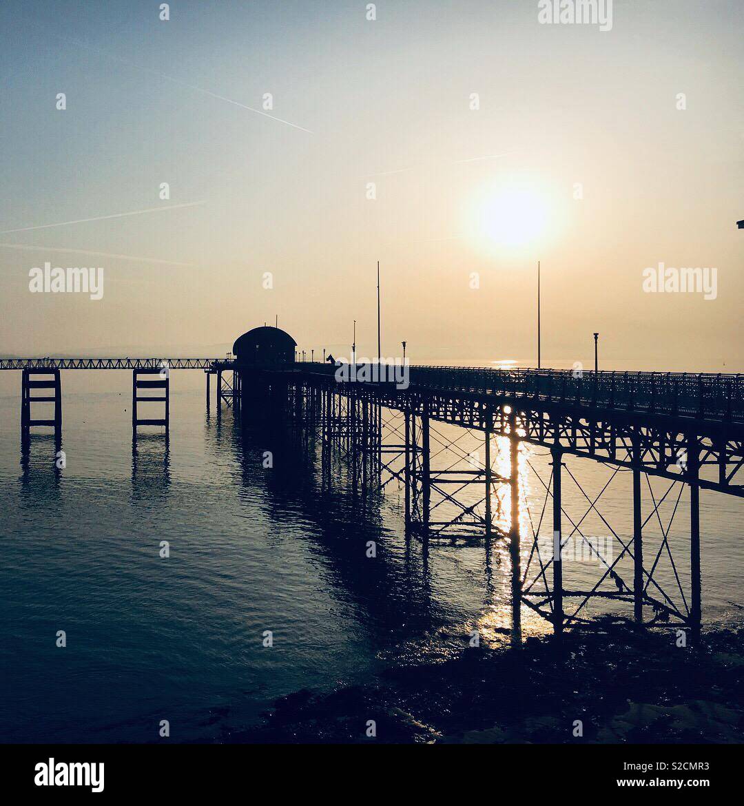 Mumbles Pier Sunrise High Resolution Stock Photography and Images - Alamy