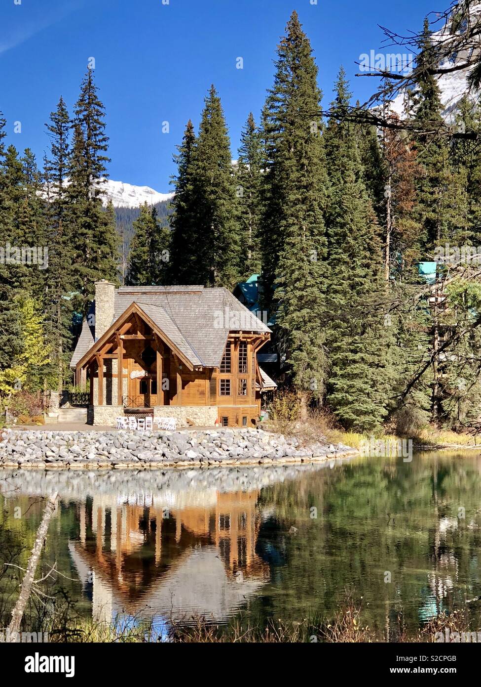 Emerald lake cabin hi-res stock photography and images - Alamy