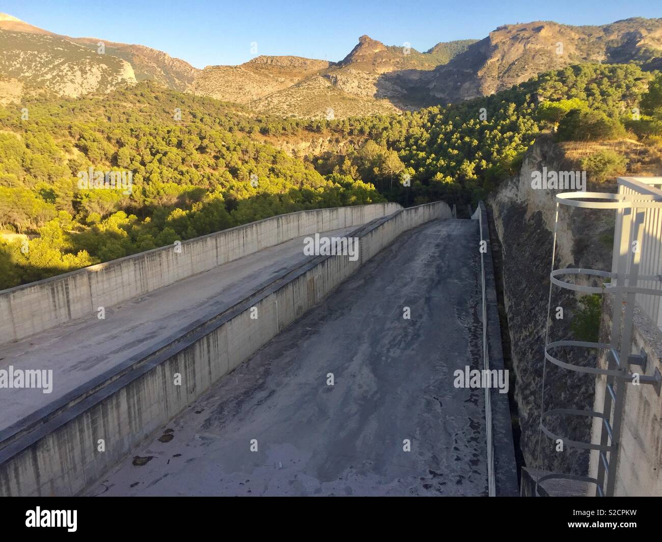 Concrete dam structure hi-res stock photography and images - Alamy