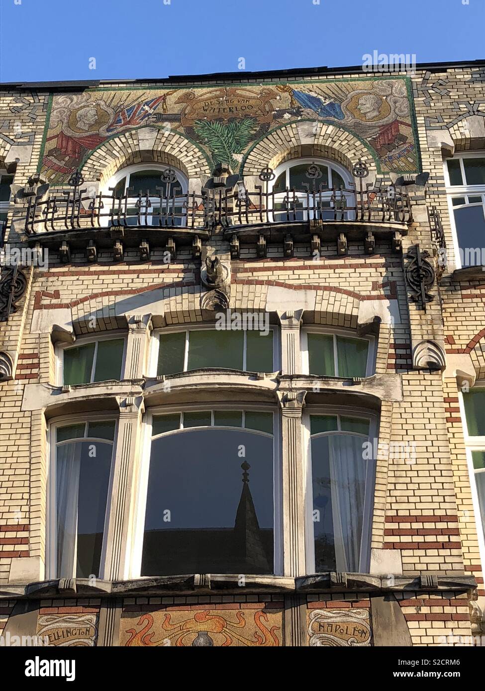 Green and gold building hi-res stock photography and images - Alamy