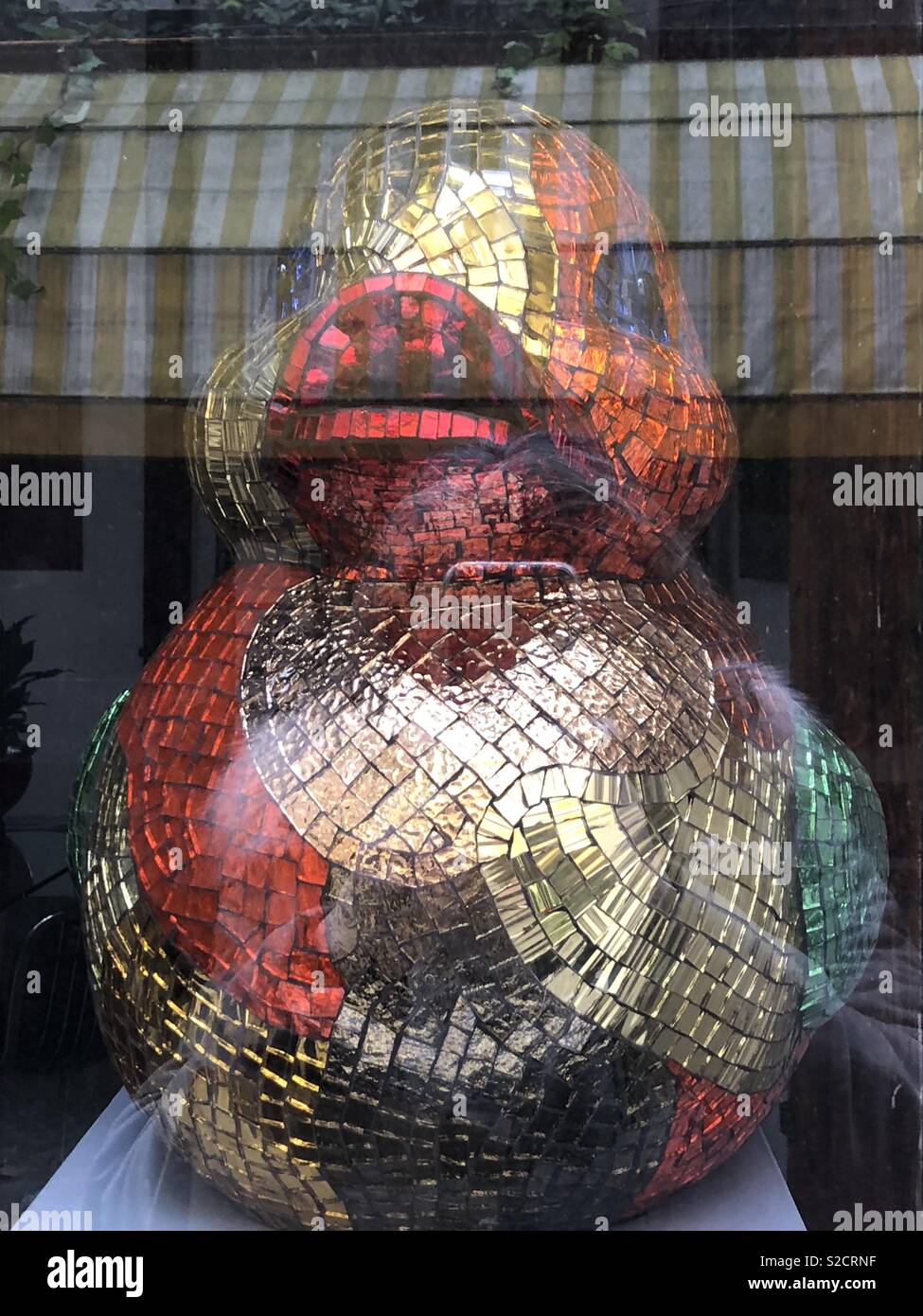 Duck tiles hi-res stock photography and images - Alamy