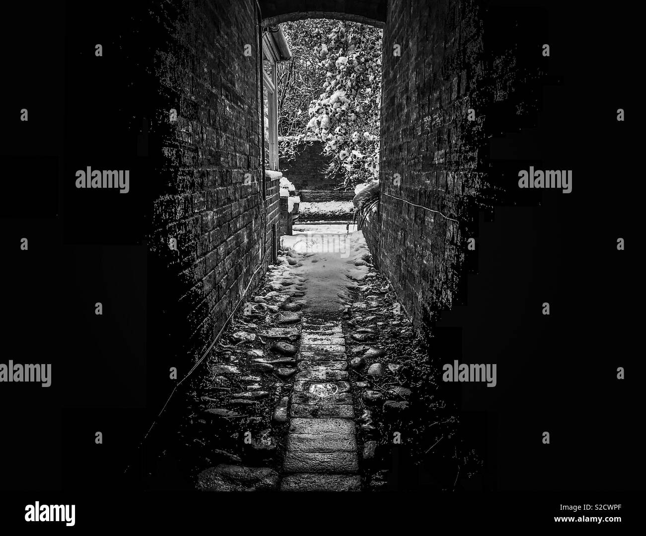Old english alleyways hi-res stock photography and images - Alamy