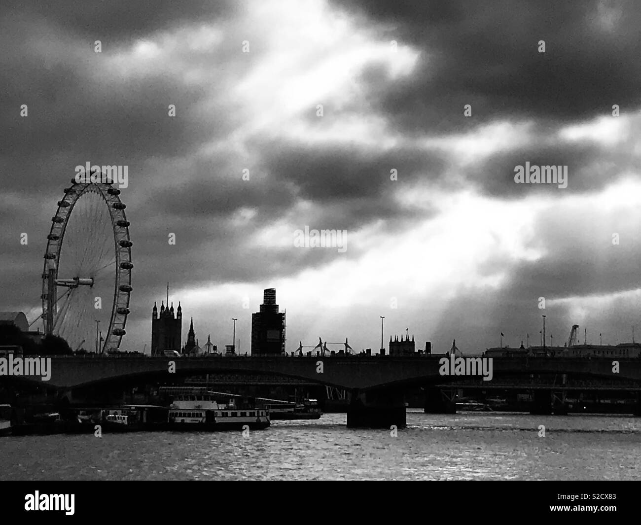 London eye clouds hi-res stock photography and images - Alamy