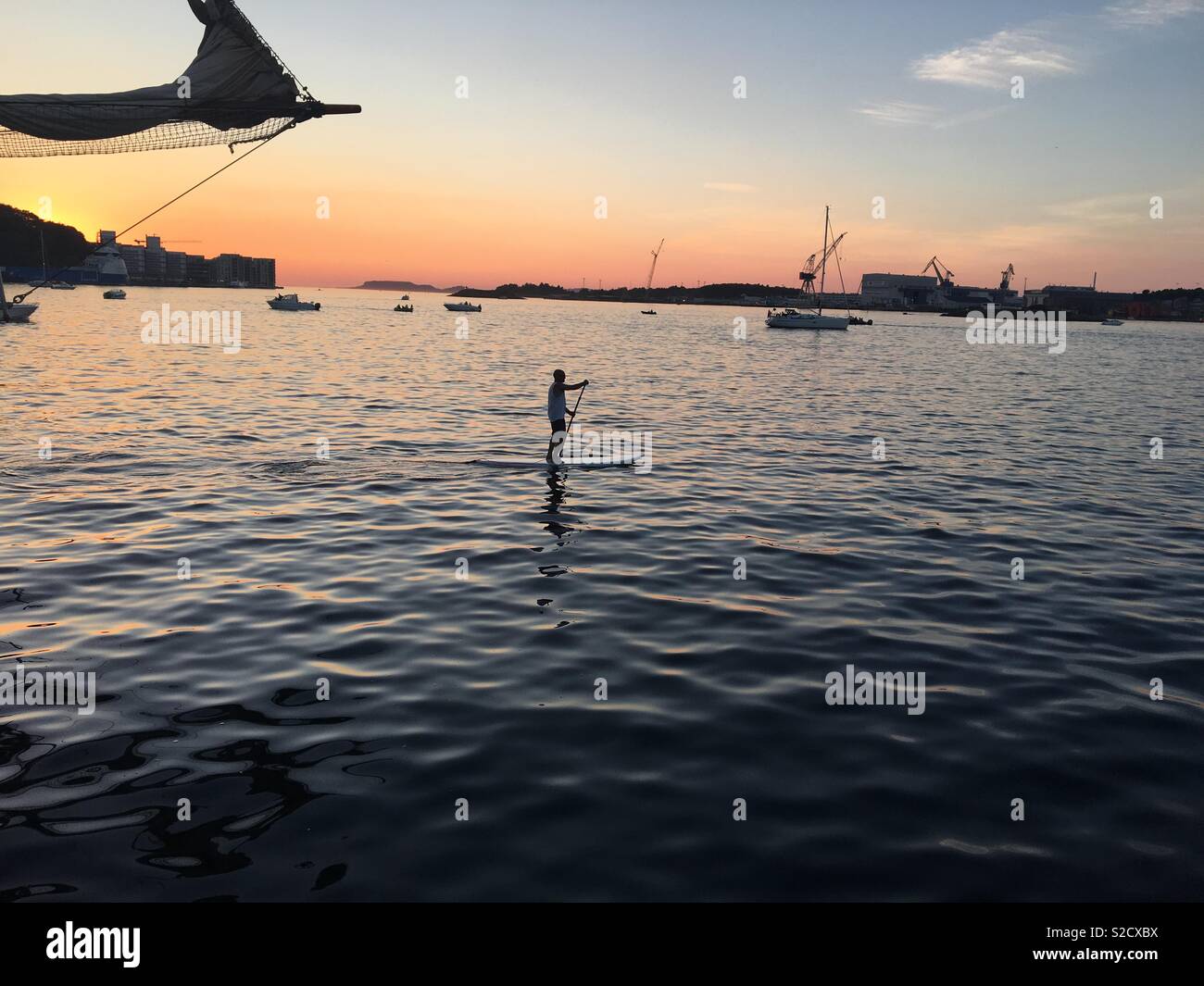 Man on raft, in the middle of the sea Stock Photo - Alamy