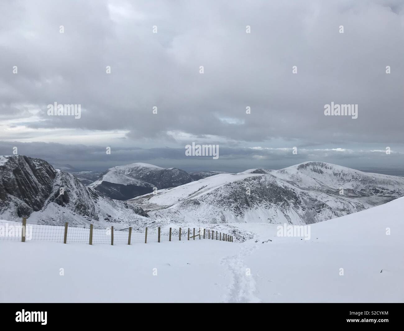 Snow walks up mount snowden Stock Photo - Alamy