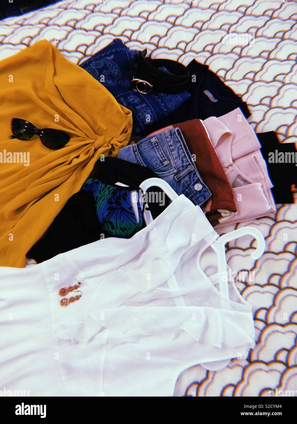 Packing clothing hi-res stock photography and images - Alamy