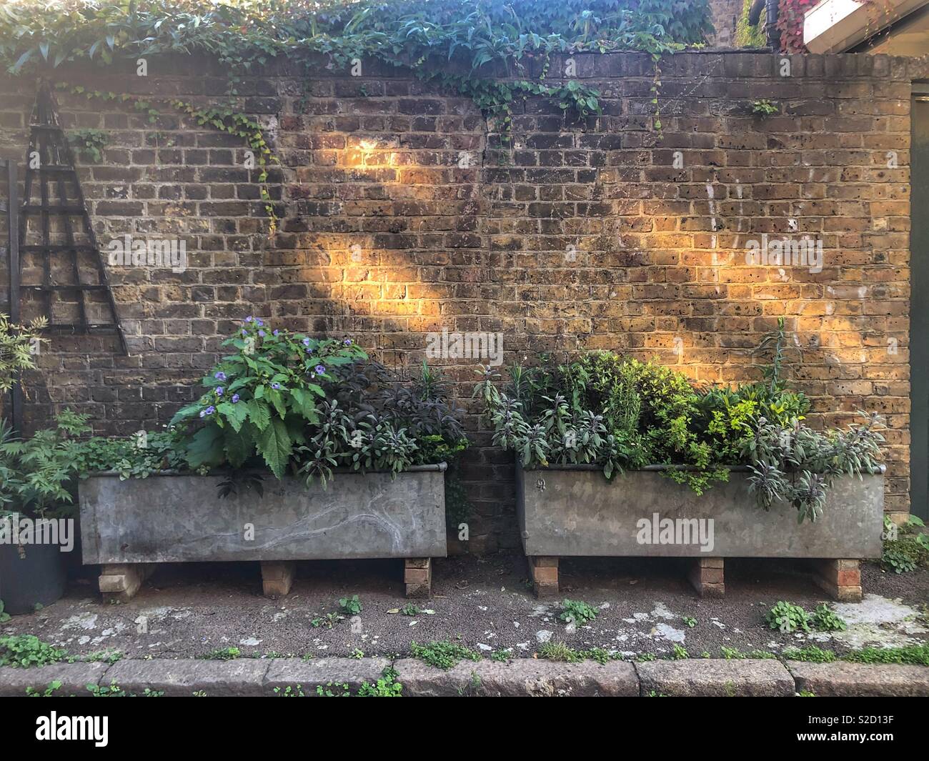 Trough style hi-res stock photography and images - Alamy